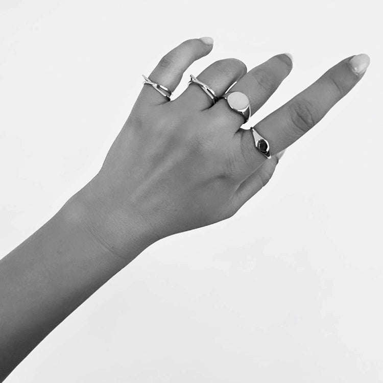 Inel Plain Round Signet din Argint – OBSIDIAN | Jewelry With Intention